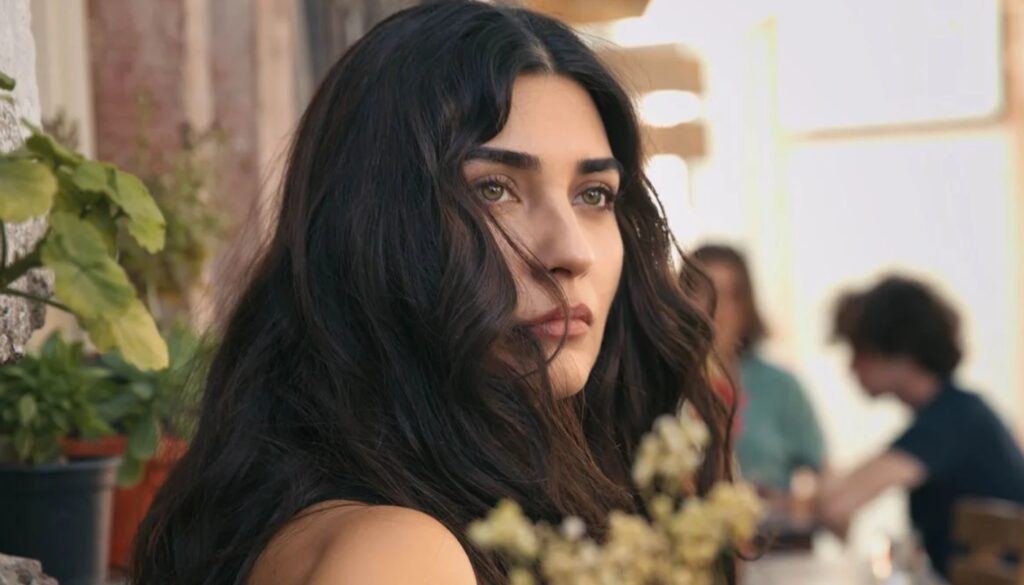Quem é Tuba Büyüküstün: Conheça A Atriz Turca De Sucesso