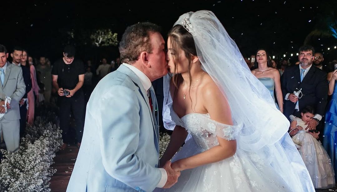 Esposa 50 anos mais nova de Amado Batista mostra casamento