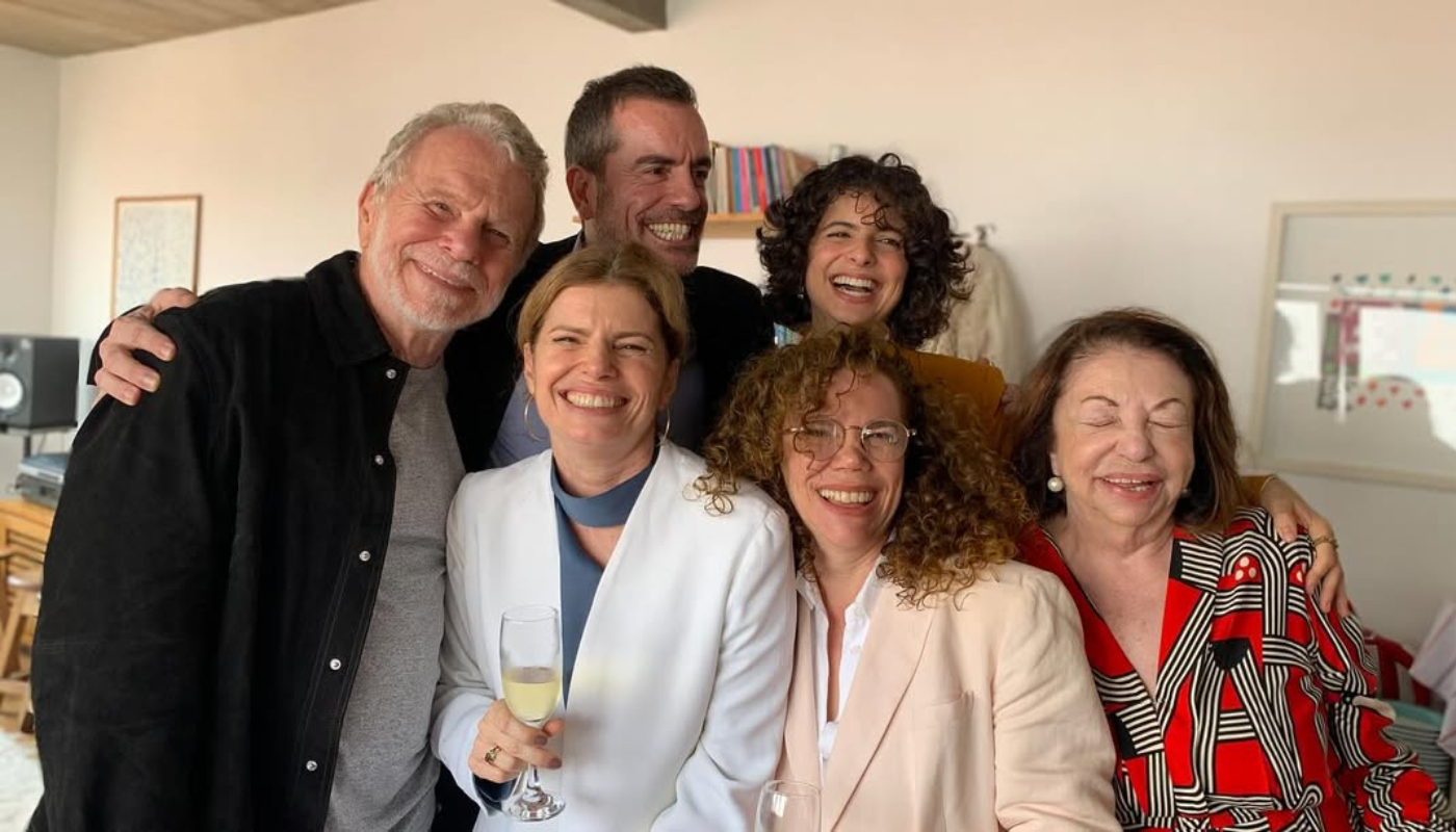 Débora Bloch posta fotos do casamento da filha com cantora