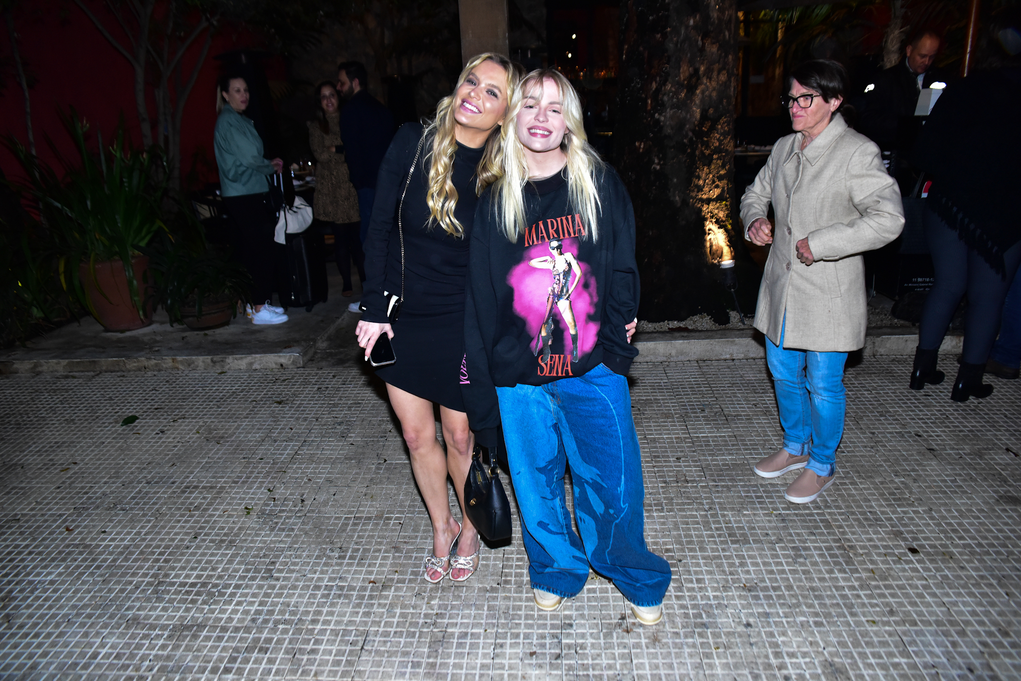Luísa Sonza posa para fotos com a prima, Nadine: são tão parecidas que ...