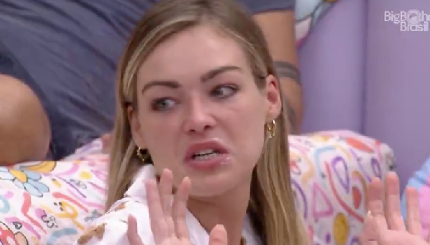 Bárbara reclama de emoji de vômito e ouve de Natália: "Você é meio ...